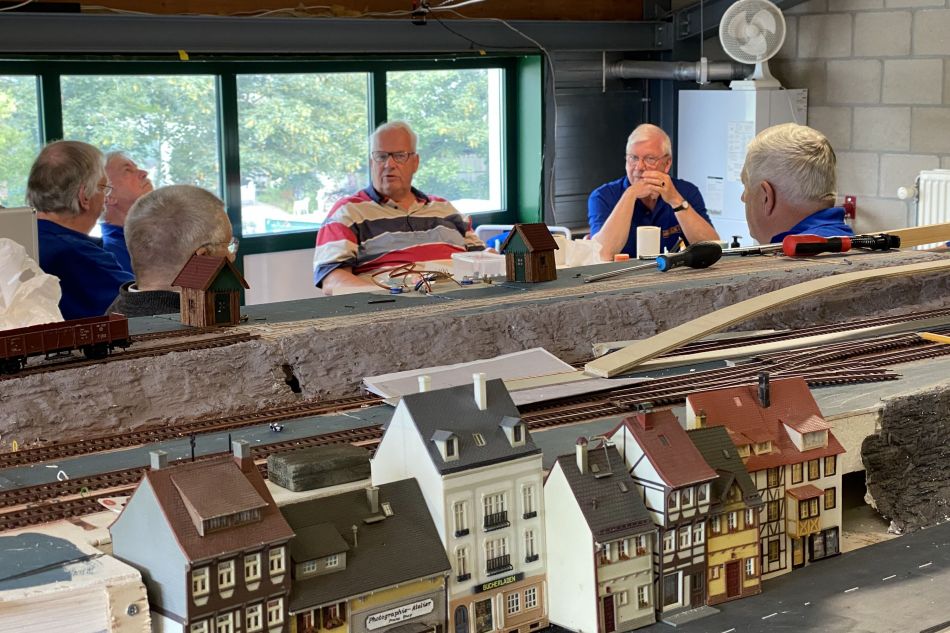 Modelspoorfanaten hopen vurig op ‘lok down’